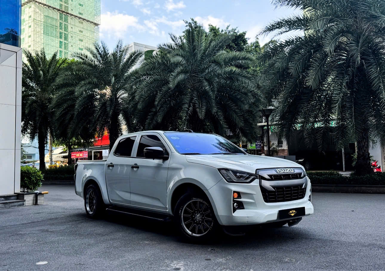 221 . Isuzu Dmax model Thailand bản Prestige Model 2022