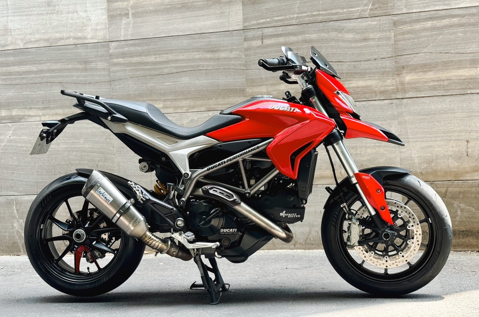 547 . Ducati Hyperstrada 821 model 2015