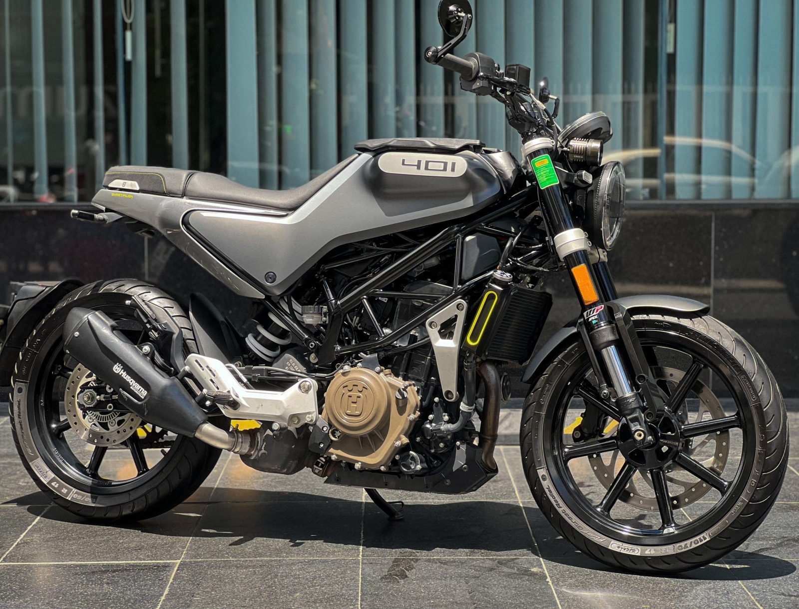 482 . Husqvarna Svartpilen 401 xám đen